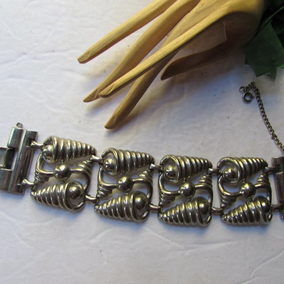 Jewelry | Sale Vintage Chunky Link Bracelet Cornucopias In Silver Tone ...